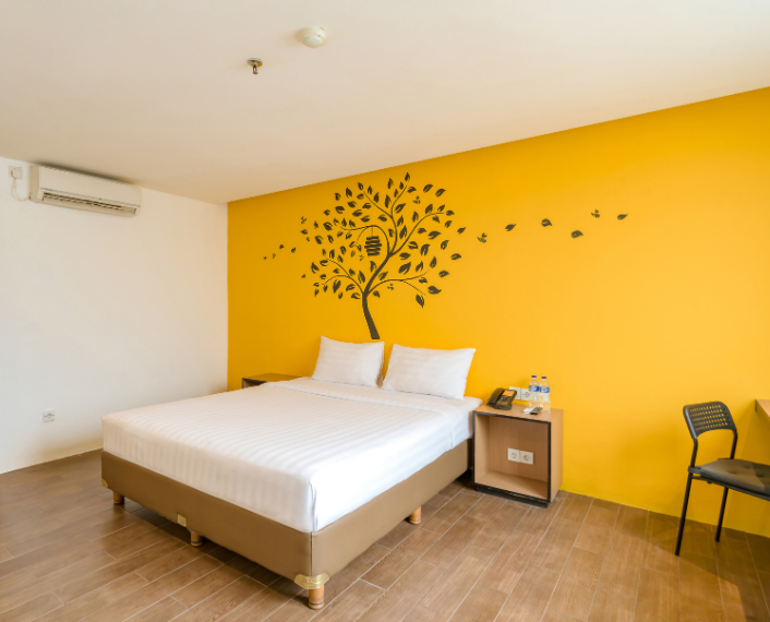 Yellow Bee Hotel Tangerang, Spacious Rooms Near Toll Road