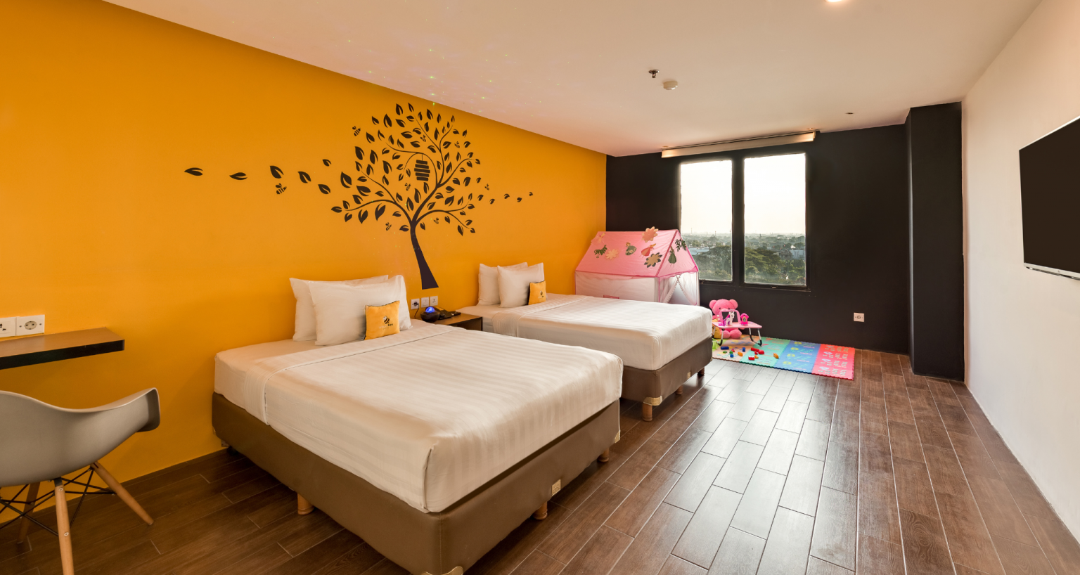 Yellow Bee Hotel Tangerang, Spacious Rooms Near Toll Road