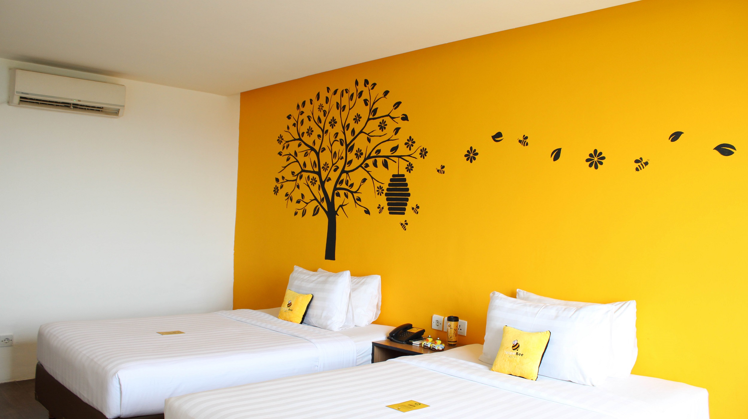 Kamar Hotel Family untuk 2 Orang - Yellow Bee Hotel Tangerang