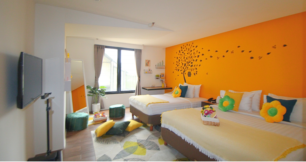 Girls Bedroom for 4 People - Yellow Bee Hotel Tangerang