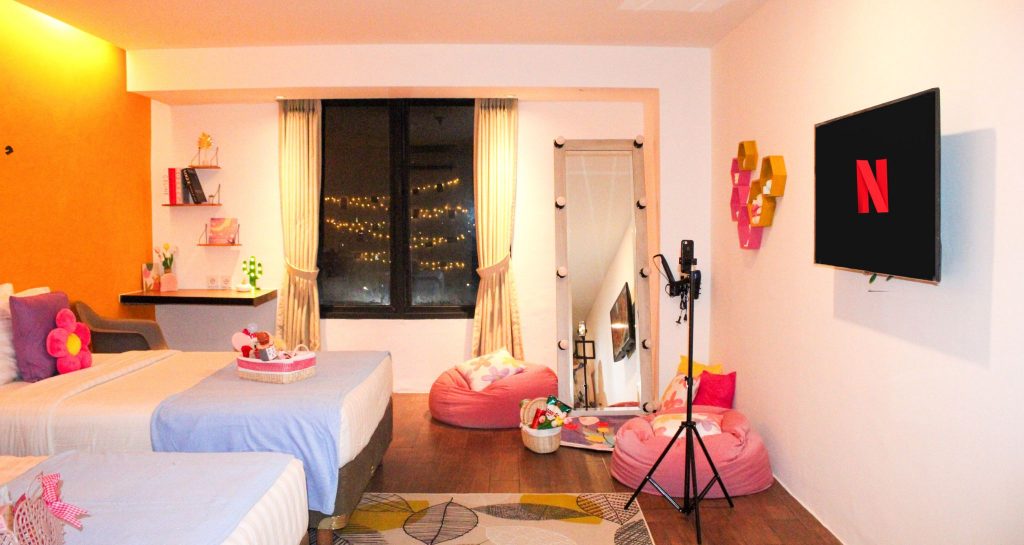 Girls Bedroom for 4 People - Yellow Bee Hotel Tangerang