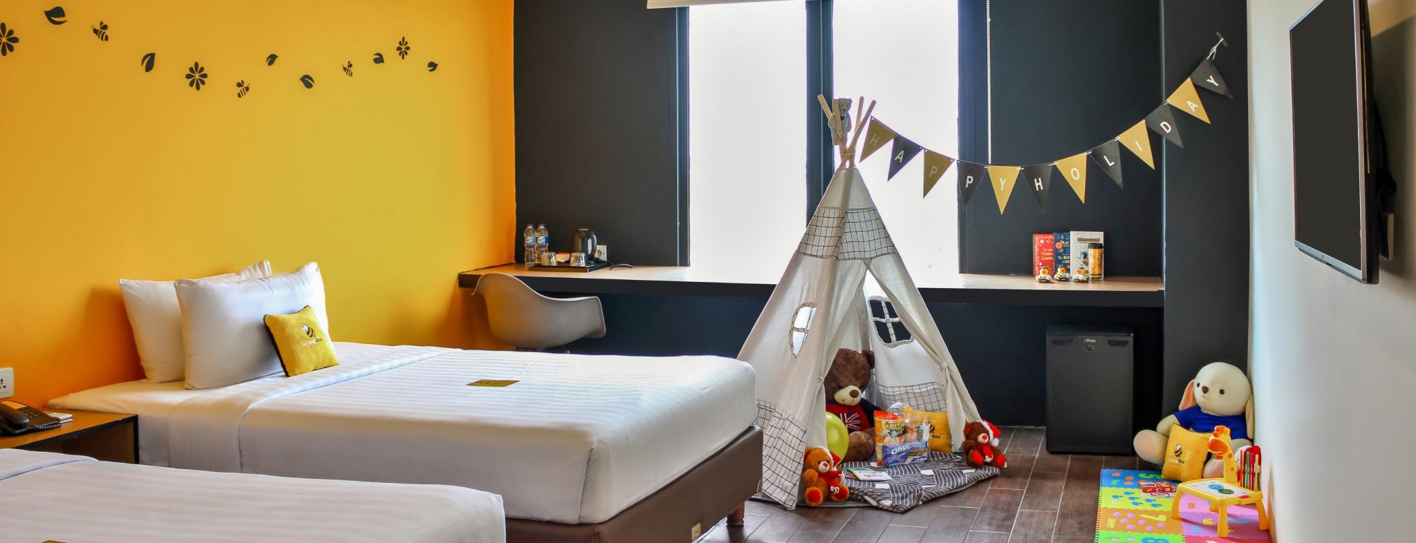 Yellow Bee Hotel Tangerang, Spacious Rooms Near Toll Road