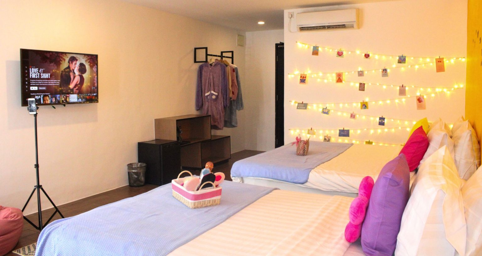 Girls Bedroom for 4 People - Yellow Bee Hotel Tangerang
