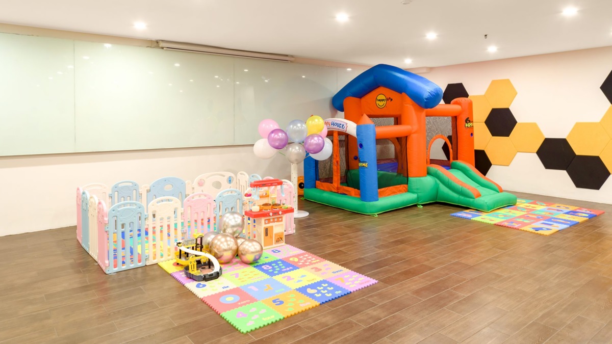 Yellow Bee Hotel Tangerang, Spacious Rooms Near Toll Road